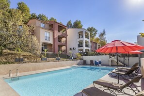 Piscina exterior sazonal, da(s) 09:00 à(s) 20:00, guarda-sóis 