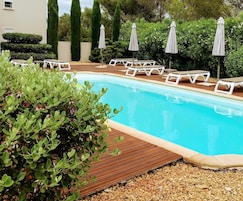 Piscina externa, funciona das 9h às 20h, guarda-sóis, espreguiçadeiras