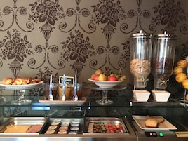 Café da manhã continental todos os dias (EUR 15 por pessoa)