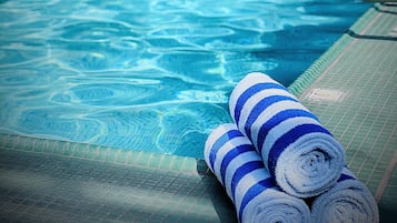 Piscina exterior, da(s) 7:00 à(s) 22:00, espreguiçadeiras