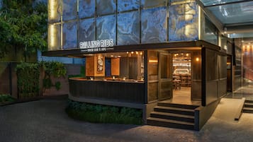 3 restaurantes, cozinha local e internacional