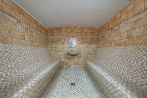 Sauna, banheira de hidromassagem, massagens 