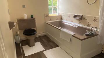 Quarto casal standard, 1 cama de casal | Banheiro | Chuveiro, produtos de toalete de grife, toalhas de banho