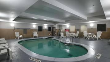 Piscina interna, espreguiçadeiras