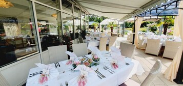 Cozinha internacional, com espaço para refeições ao ar livre 