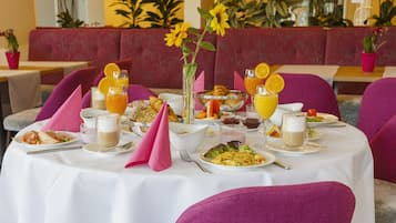Café da manhã com buffet grátis todos os dias