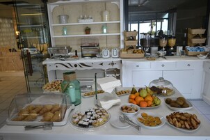 Café da manhã com buffet grátis todos os dias