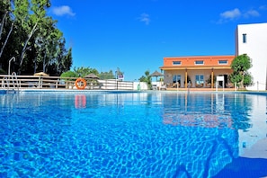 Piscina exterior sazonal, guarda-sóis, espreguiçadeiras 