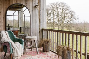 Roupa hipoalergénica, minibar, cofre no quarto, secretária 