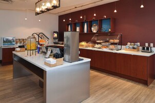 Café da manhã com buffet grátis todos os dias