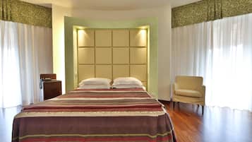 Minibar, cofre no quarto, secretária, cortinas/cortinados opacos