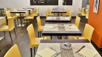 Pequeno-almoço tipo buffet diário (12 EUR por pessoa)
