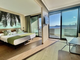 Minibar, com mobília individualizada, secretária 