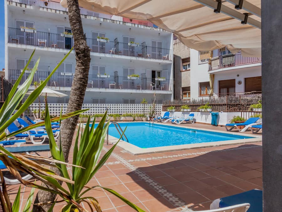 Piscina externa, guarda-sóis, espreguiçadeiras