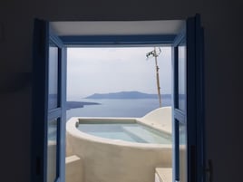 Pantelia Suite Caldera View (Hot tub) | Vista do quarto