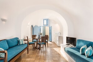 Executive Suite with Caldera View | Sala de estar | Smart TV de 32 polegadas com canais via satélite