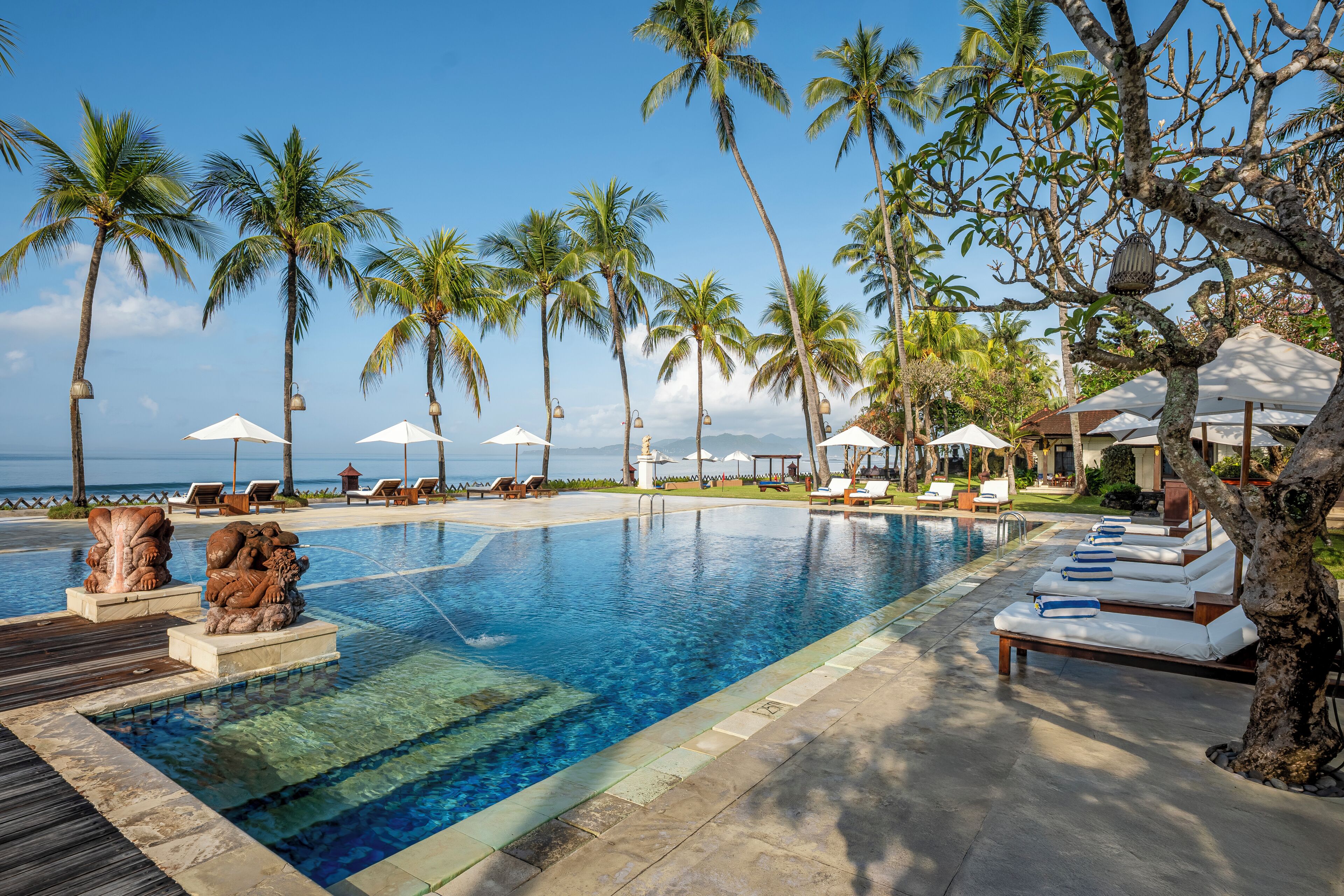 Piscina externa, guarda-sóis, espreguiçadeiras