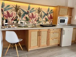 Um frigorífico, uma placa de cozinha, uma chaleira elétrica 