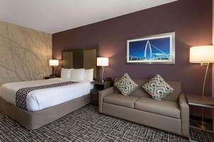 Secretária, cortinas/cortinados opacos, ferro/tábua de engomar 