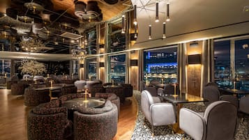 2 restaurantes: opção de almoço e jantar