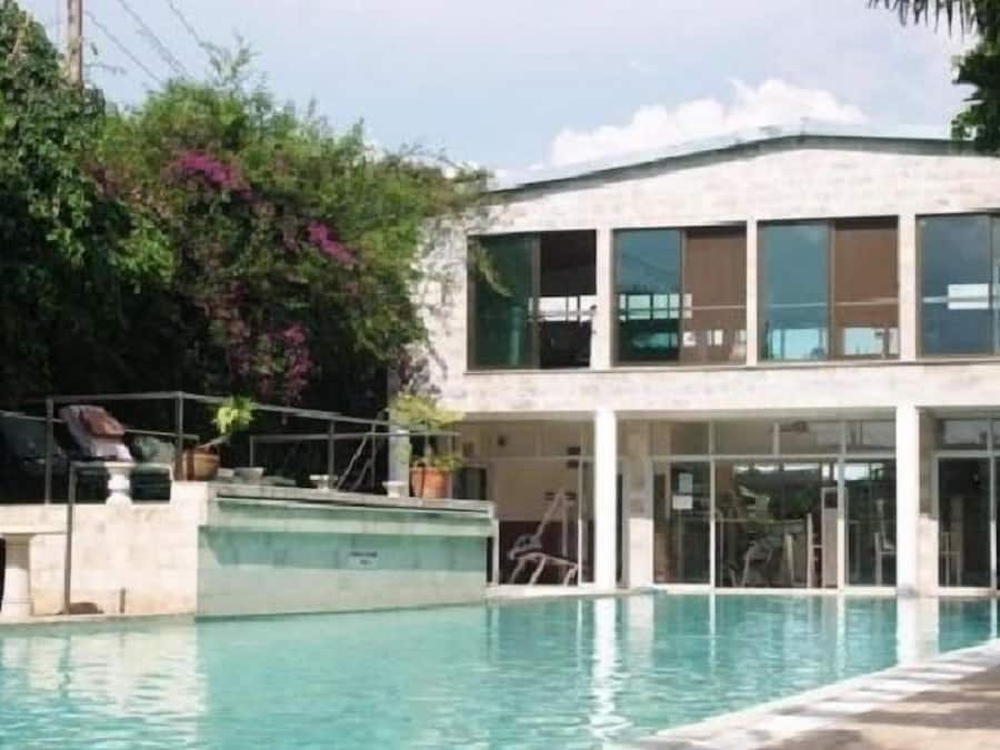 Piscina exterior, guarda-sóis, espreguiçadeiras