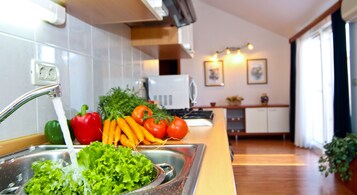 Apartamento luxo, terraço, vista para o mar (4+3) | Cozinha privada | Geladeira grande, cooktop, cafeteira/chaleira, chaleira elétrica