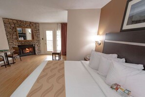 Suíte, 1 cama King, para não fumantes, lareira (No Pets) | Roupas de cama premium, escrivaninha, ferros/tábuas de passar roupa