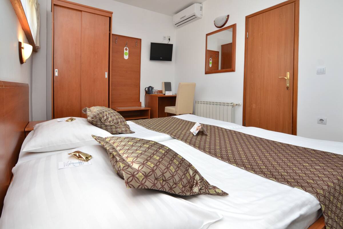 Quarto Twin Económico | Cofre no quarto, secretária, cortinas/cortinados opacos 