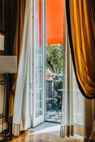 Suite Júnior | Roupa de alta qualidade, minibar, cofre no quarto, secretária 