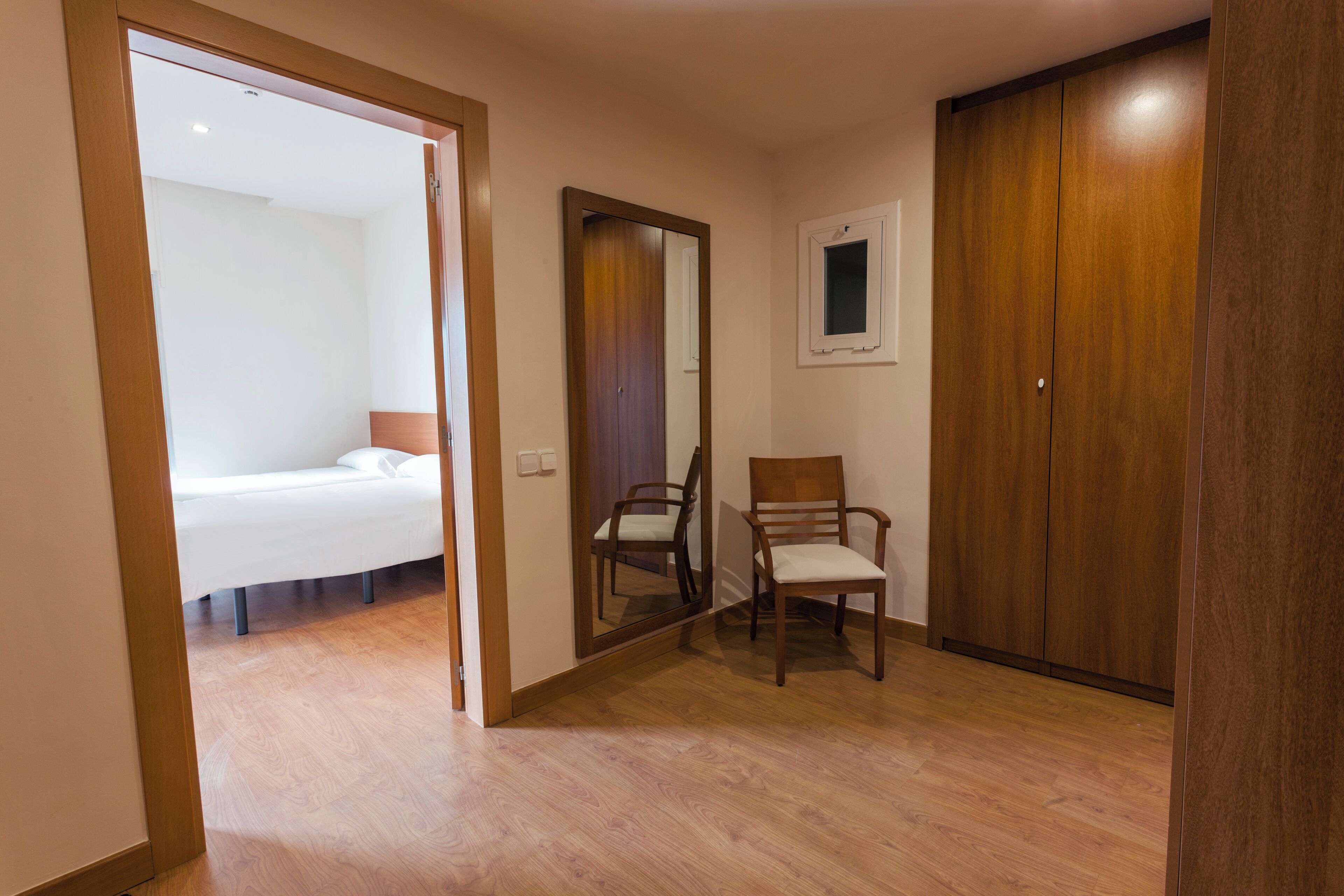 Minibar, cofre no quarto, secretária, cortinas/cortinados opacos 