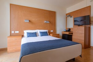 Frigobar, cofres nos quartos, escrivaninha, cortinas blackout