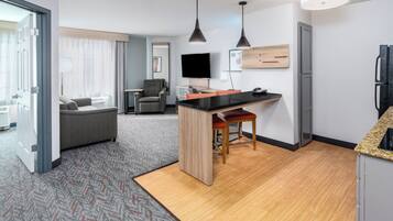 Cofre no quarto, secretária