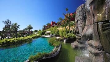 Roupa de alta qualidade, edredões de penas, minibar, cofre no quarto