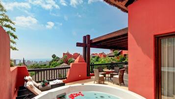 Roupa de alta qualidade, edredões de penas, minibar, cofre no quarto