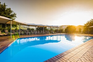 3 piscinas exteriores, guarda-sóis, espreguiçadeiras 