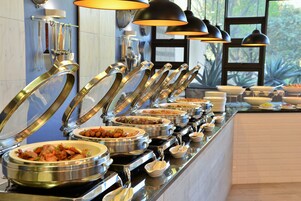 Café da manhã com buffet todos os dias mediante uma taxa