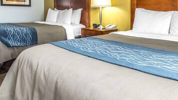 Quarto standard, 2 camas Queen, para não fumantes | Cofres nos quartos, escrivaninha, ferros/tábuas de passar roupa
