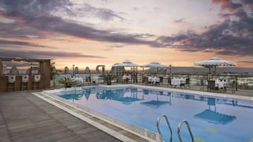 Piscina exterior, espreguiçadeiras