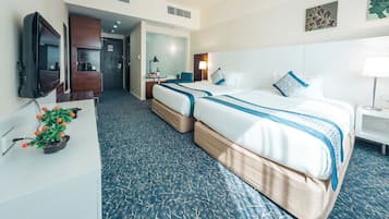 Frigobar, cofres nos quartos, escrivaninha, cortinas blackout