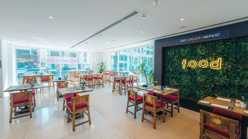Pequeno-almoço tipo buffet diário mediante uma taxa 