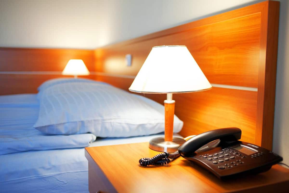 Quarto solteiro standard | Cofres nos quartos, escrivaninha, cortinas blackout