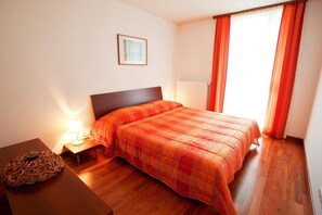 Cofres nos quartos, escrivaninha, cortinas blackout