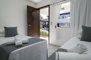 Quarto Twin Deluxe, 2 camas individuais, vista para a piscina | Minibar, cofre no quarto, Wi-fi grátis, roupa de cama fornecida 