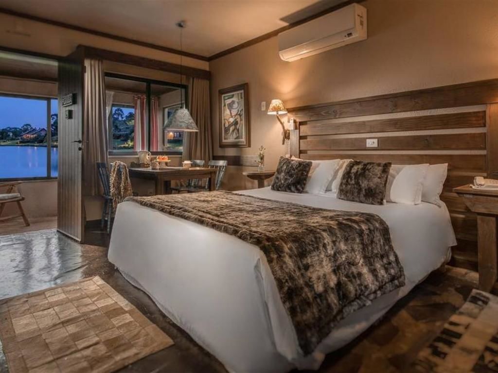 Minibar, cofre no quarto, com decoração personalizada, secretária 