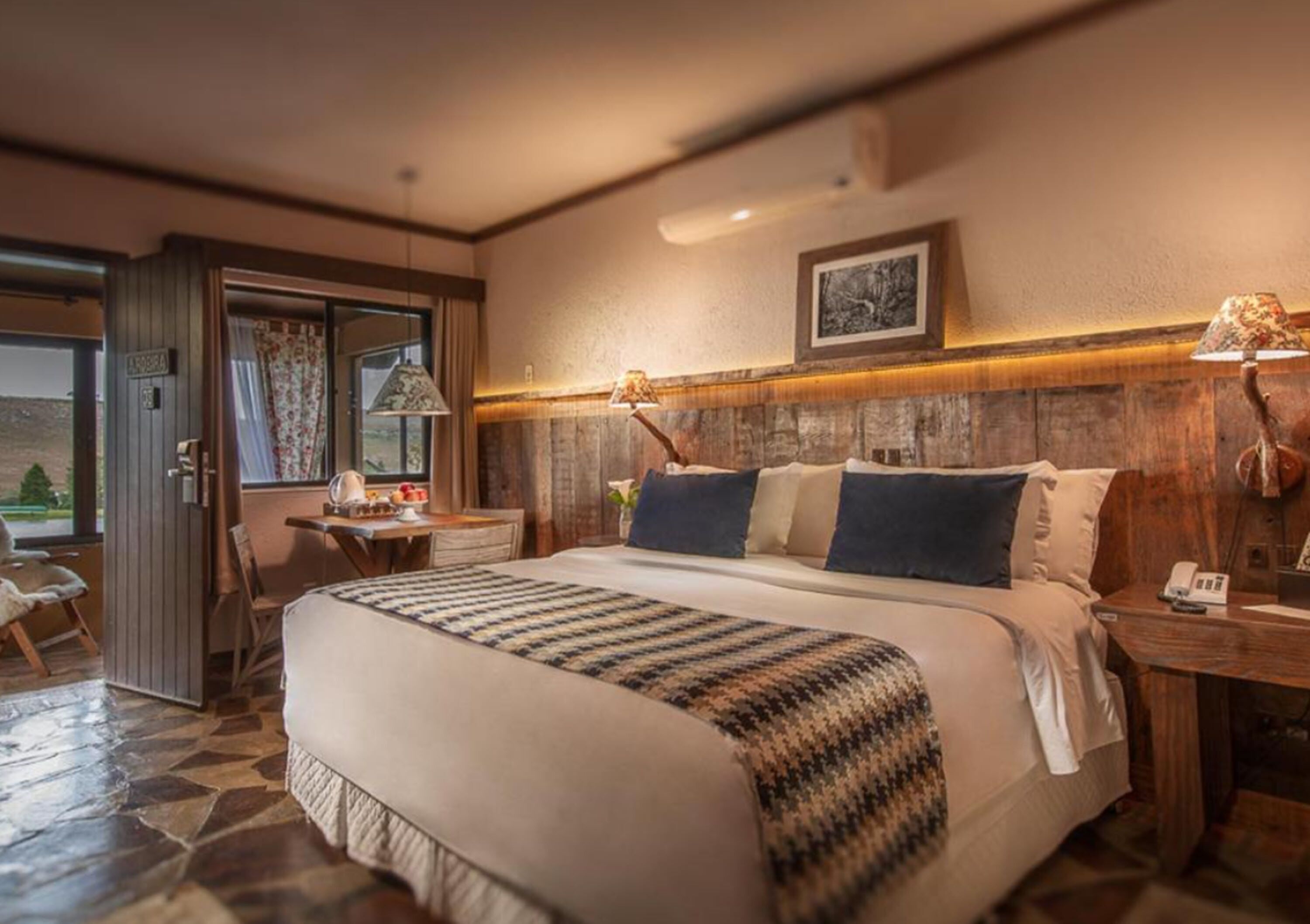 Minibar, cofre no quarto, com decoração personalizada, secretária 