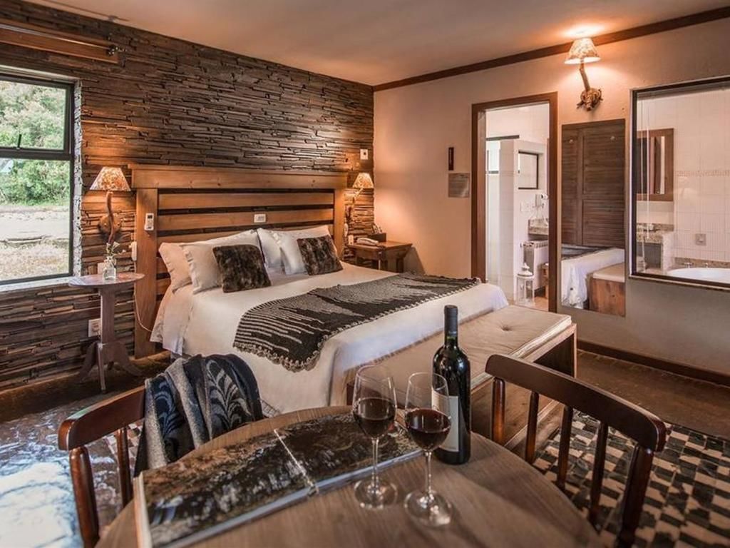 Minibar, cofre no quarto, com decoração personalizada, secretária 