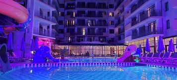 Piscina externa sazonal, funciona das 10h às 18h, guarda-sóis