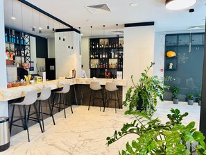 2 bares/lounges, este bar com transmissão de jogos em direto