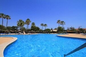 Piscina interna, piscina externa, espreguiçadeiras