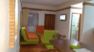 Apartamento executivo, 2 quartos, 2 banheiros | Área de estar | TV LED 32 polegadas com canais a cabo, TV
